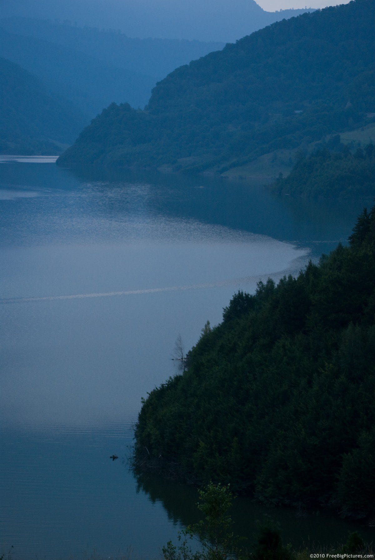 Lake Edge – FREEBigPictures.com